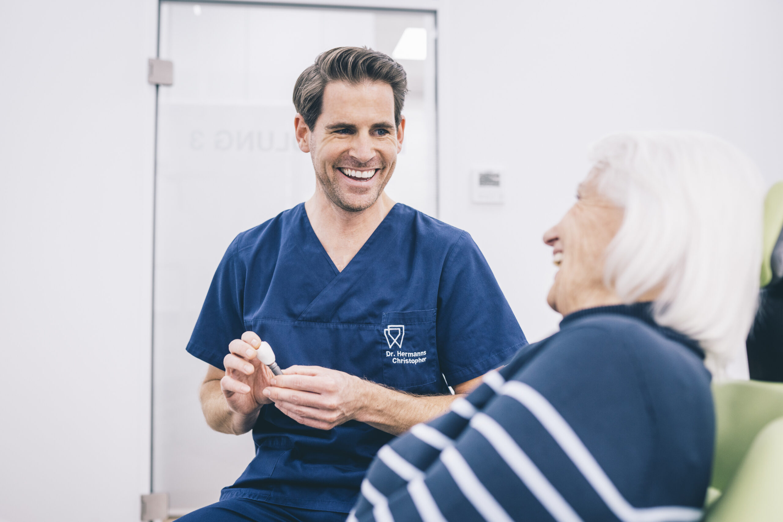 Implantologie - zahneins GmbH